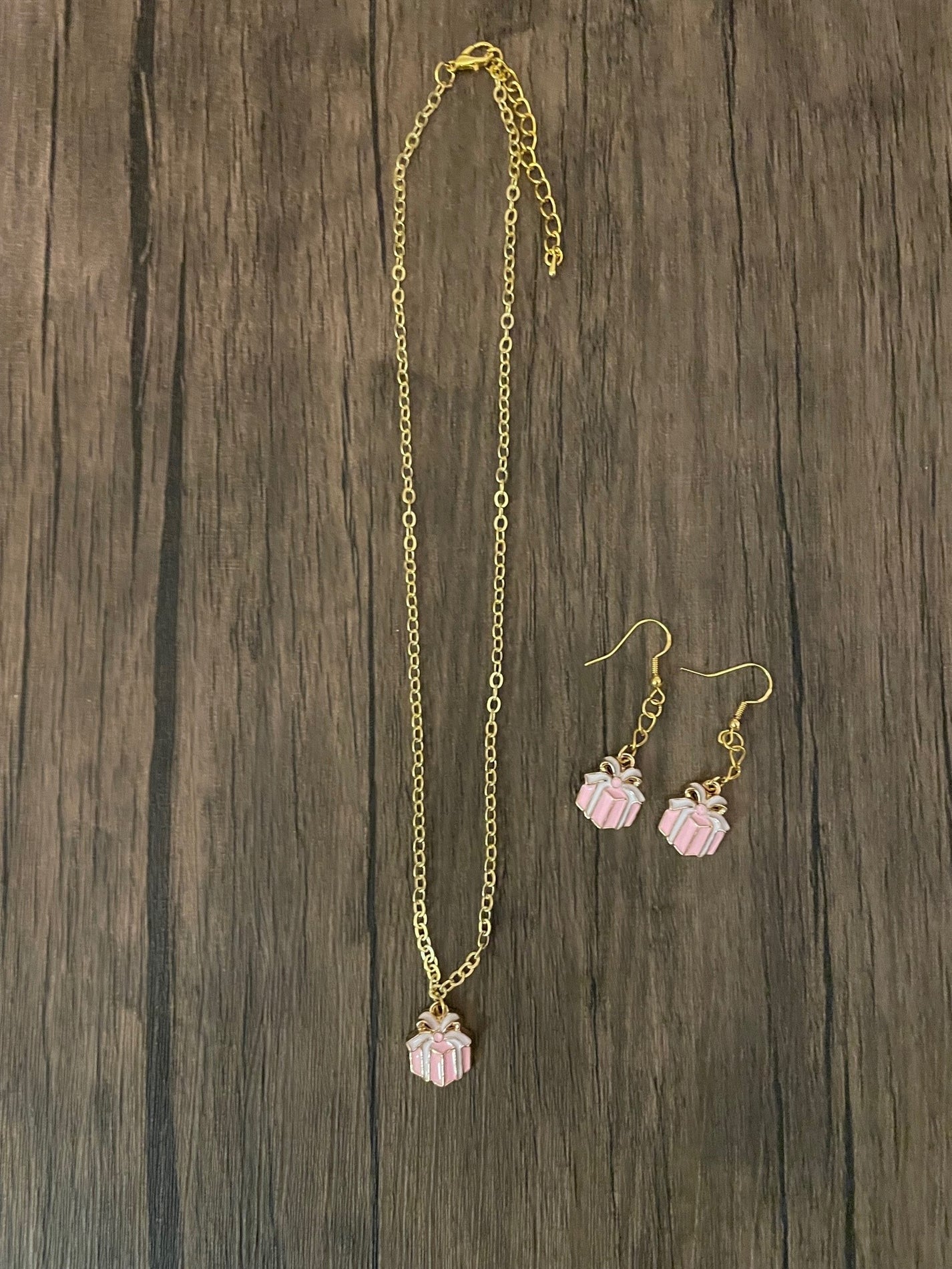 Pink Present Necklace and Earrings Gift Set – Sarita Bastone